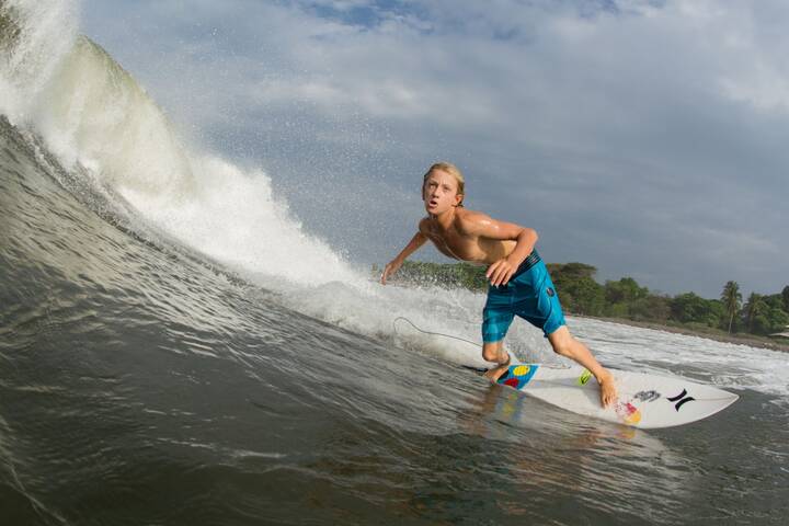 Surf's Up! The Ultimate Guide to Riding Waves with Workaway